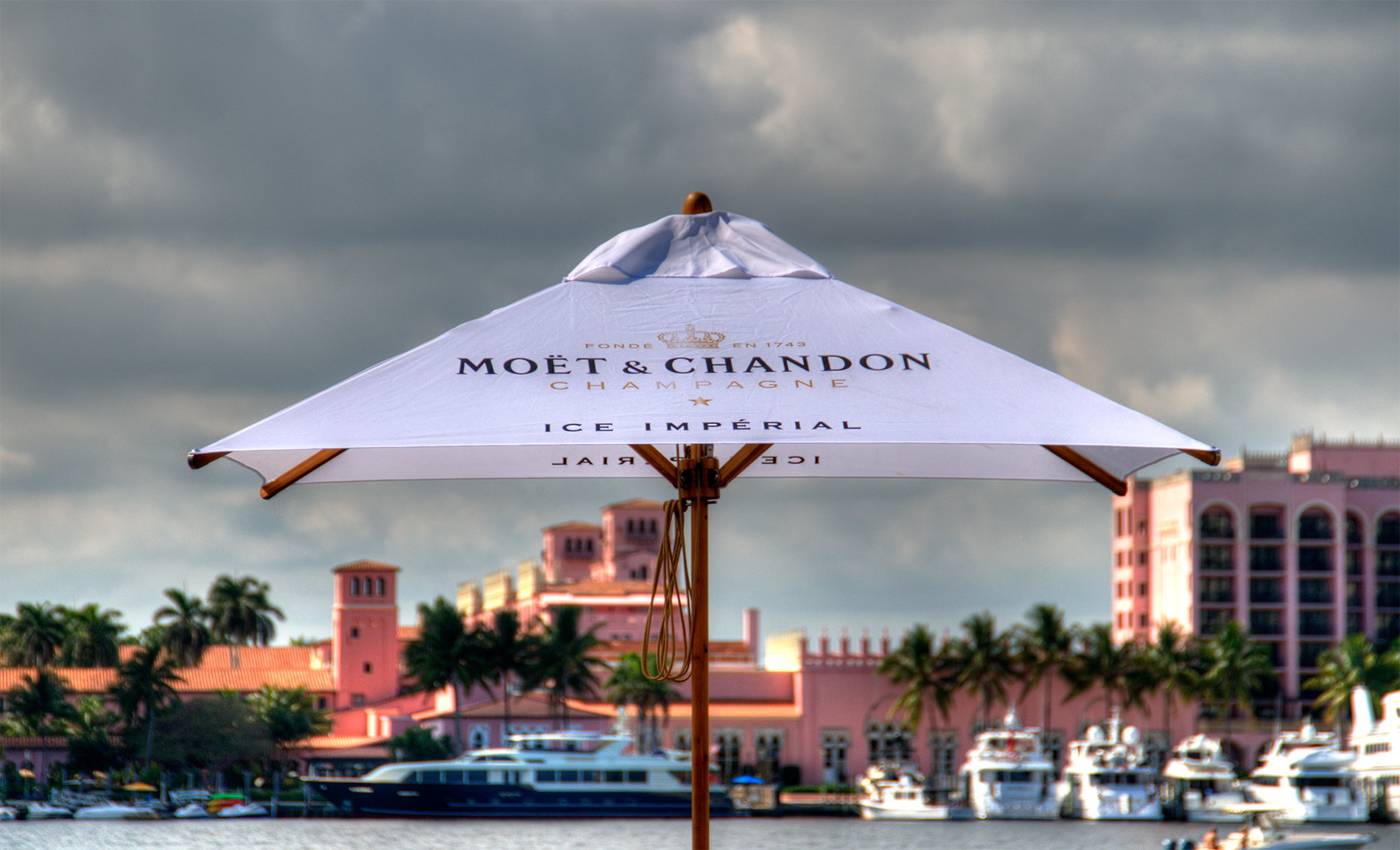 Customized Umbrellas: Solutions Hotels, Restaurants, Bars